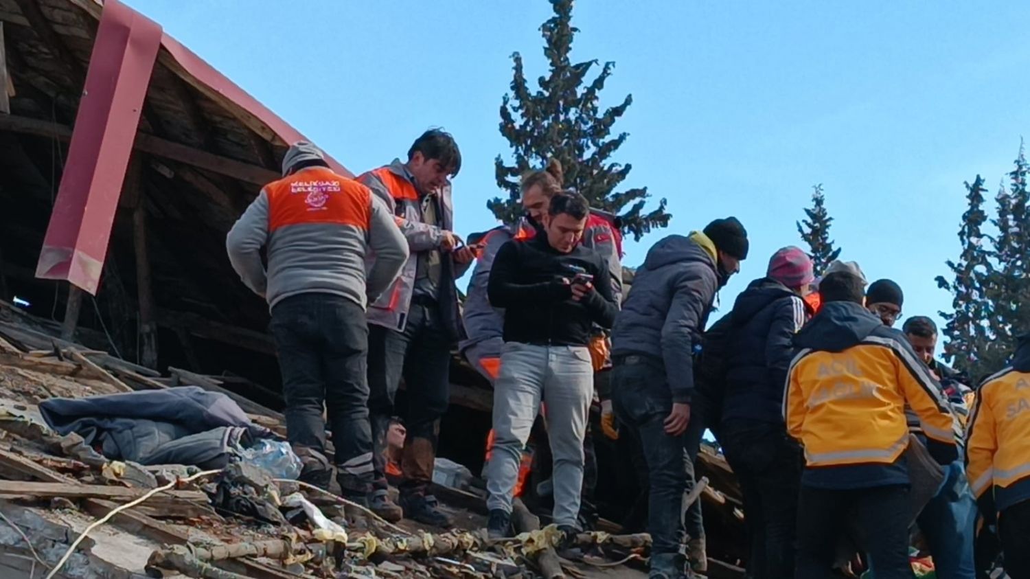 MELİKGAZİ ARAMA KURTARMA EKİBİ, BİRÇOK DEPREMZEDEYE UMUT OLDU MELİKGAZİ ARAMA KURTARMA EKİBİ, BİRÇOK DEPREMZEDEYE UMUT OLDU