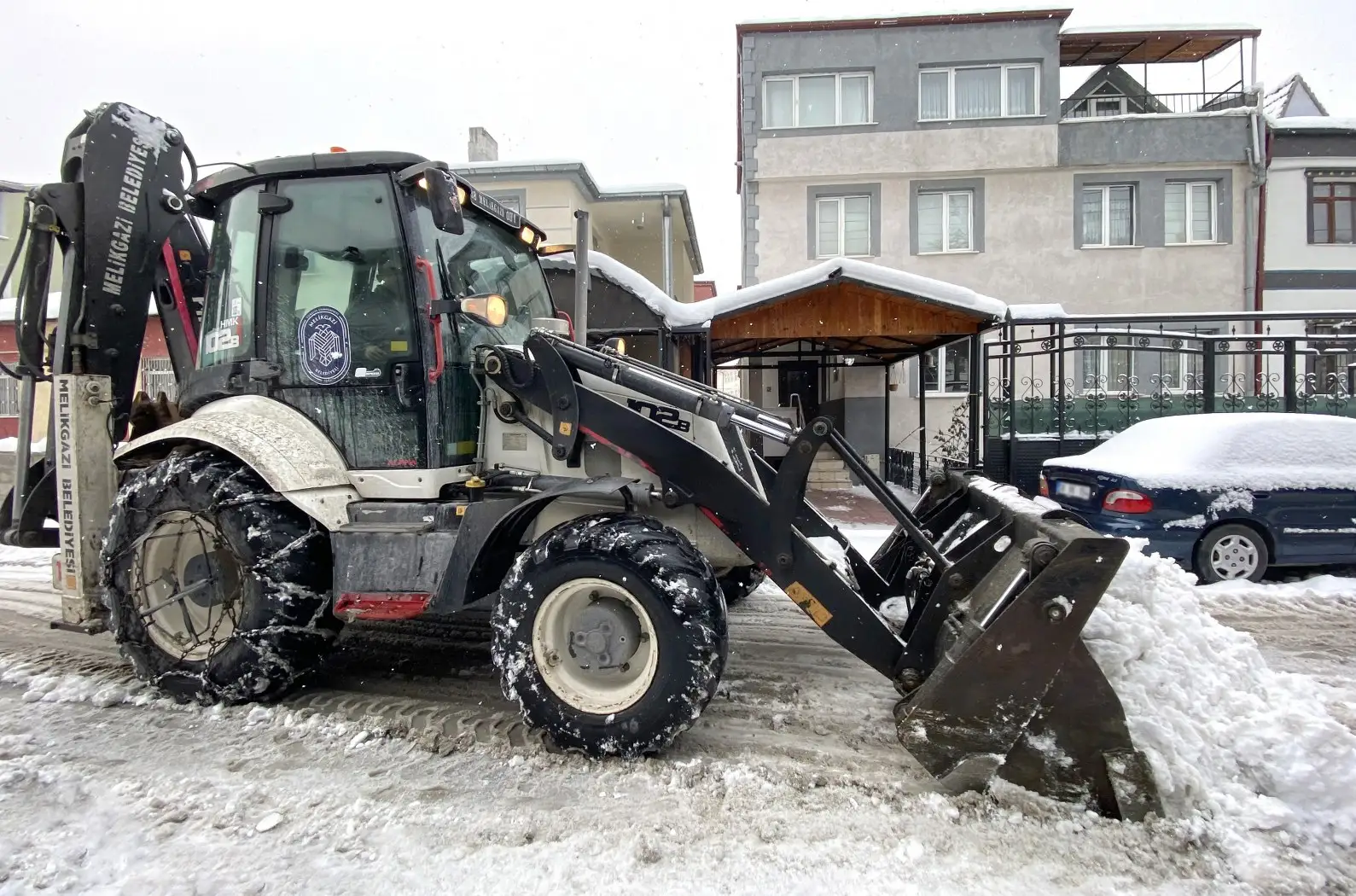 SNOW REMOVAL EFFORTS CONTINUE UNINTERRUPTED IN MELIKGAZI.